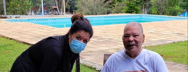 Em Foto Rara Maguila Aparece A Mulher E Treinador Em Visita A