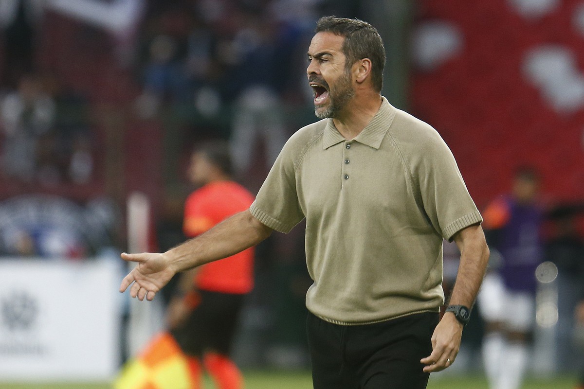 Erro da defesa do Botafogo contra a LDU rende crítica de Artur Jorge Sofrer gol em lateral não