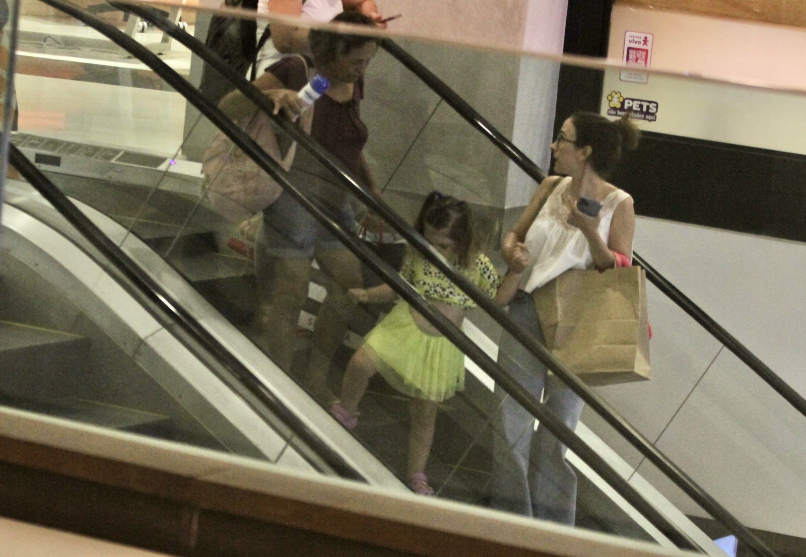 Filha de Tatá Werneck rouba a cena em passeio a mamãe em shopping do Rio