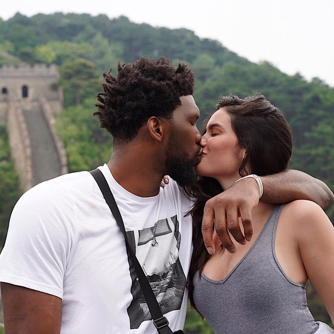 Conheça a modelo brasileira que namora e tem um filho Joel Embiid
