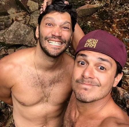 Armando Babaioff se declara no aniversário do namorado Te amo