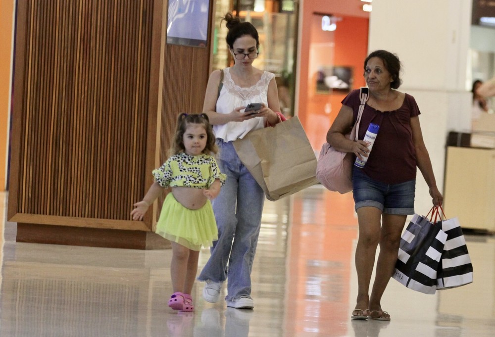 Filha de Tatá Werneck rouba a cena em passeio a mamãe em shopping