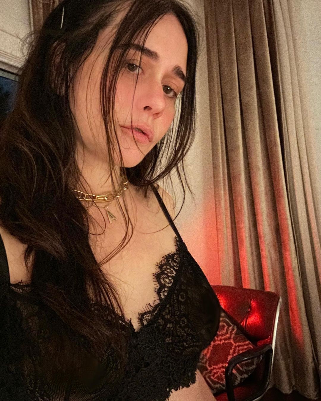 Uau Alessandra Negrini capricha na pose em praia no Ceará e arranca