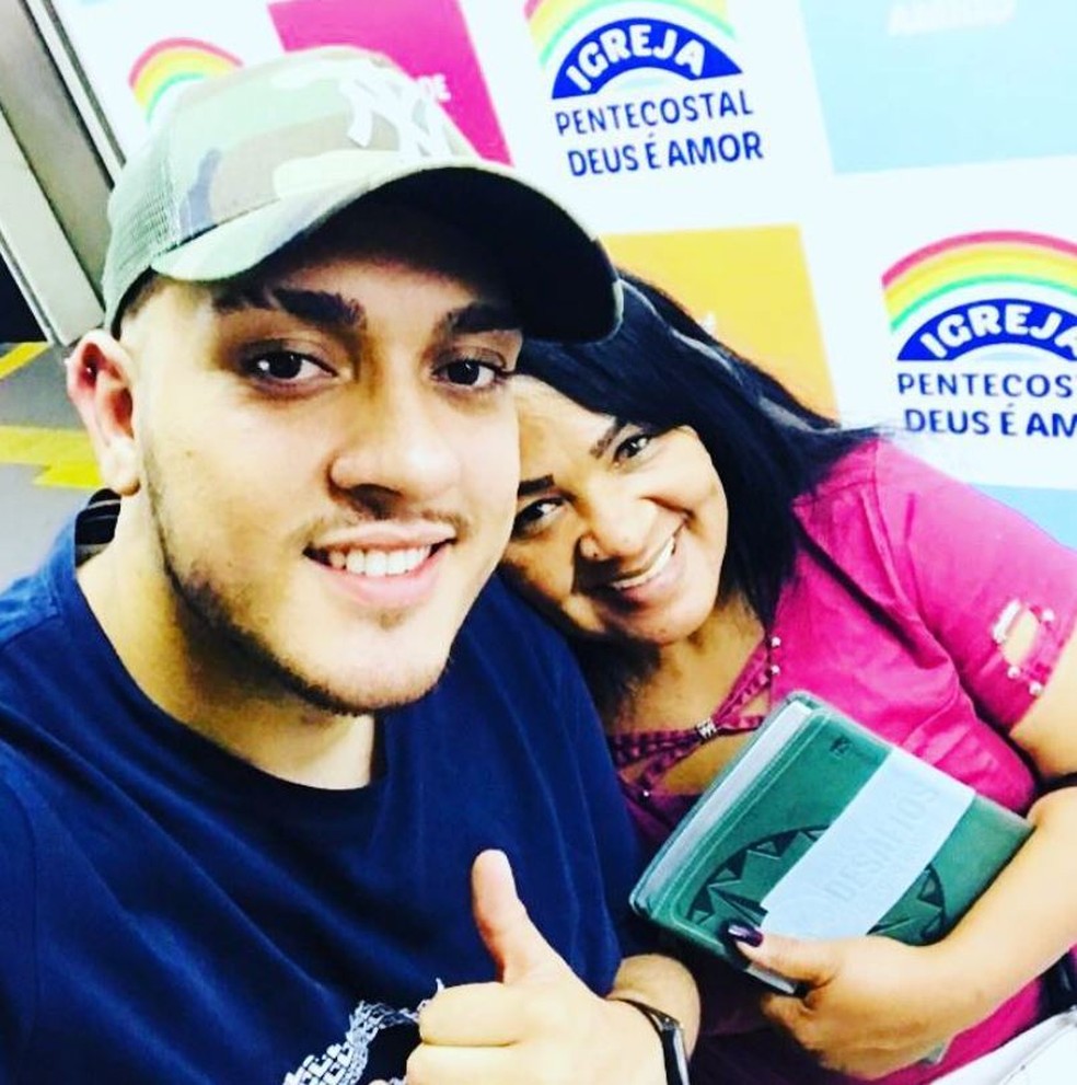 Há dez anos sem fumar maconha e beber após ser adotado por pastora MC
