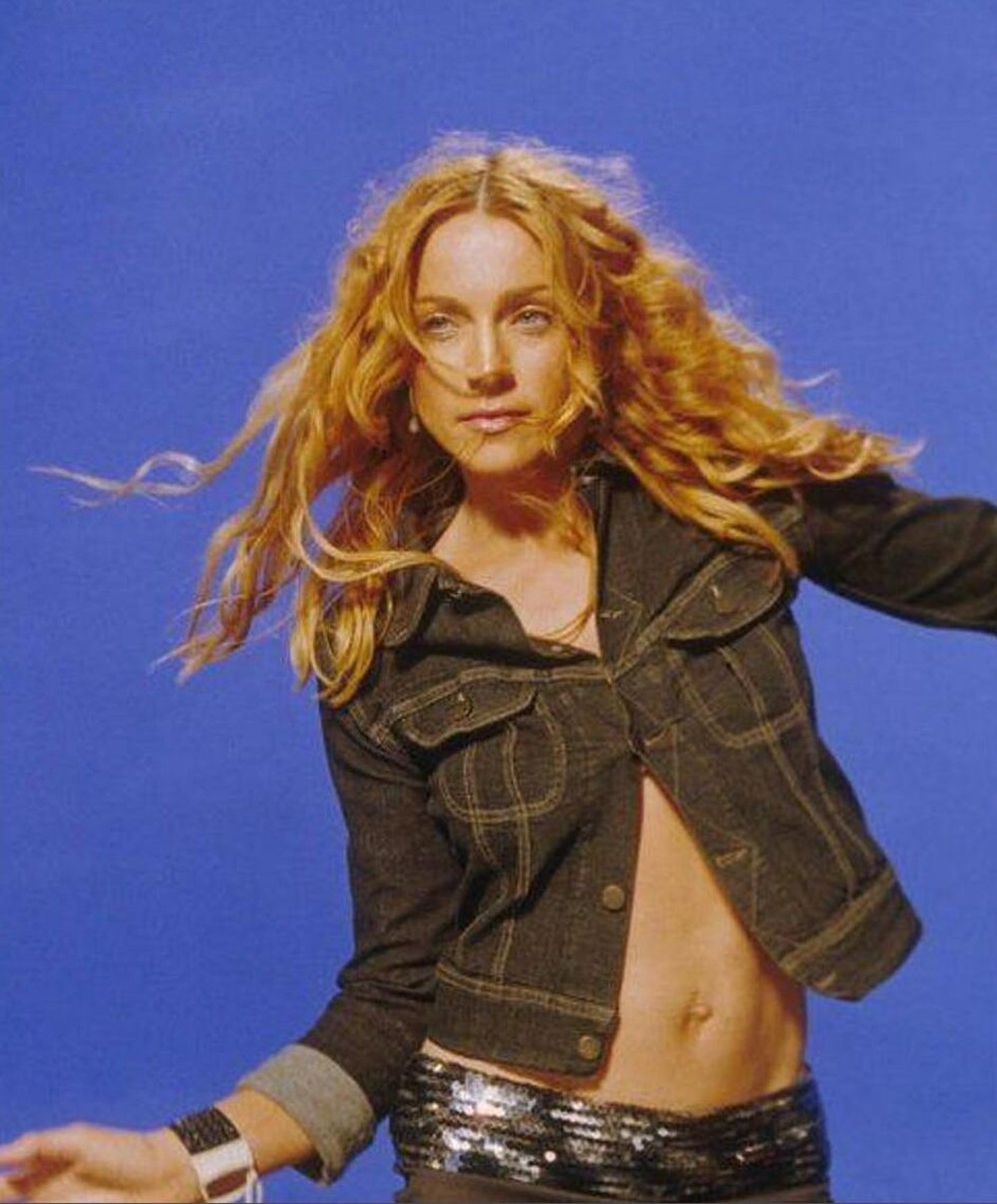 Lingerie à mostra, batom vermelho... Veja oito vezes em que Madonna reinou no universo da moda