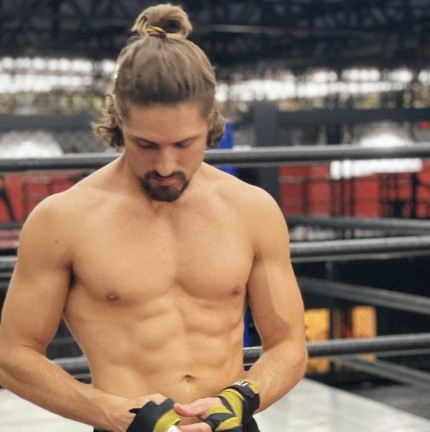 Daniel Rocha bate boca com seguidor para defender Vitória Strada: 'Não ...