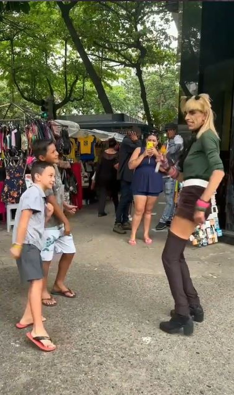 Famoso pela Xuxa do Sinal no Rio, artista deixa as ruas, relata assédio ...