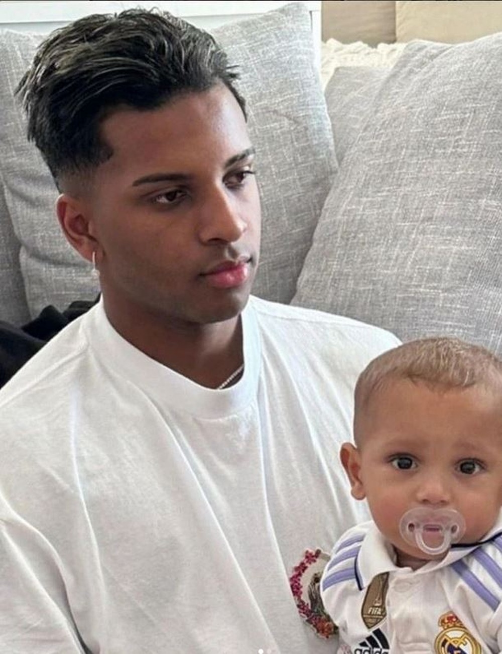 Rodrygo Goes posa pela primeira vez em família com filhos gêmeos antes ...