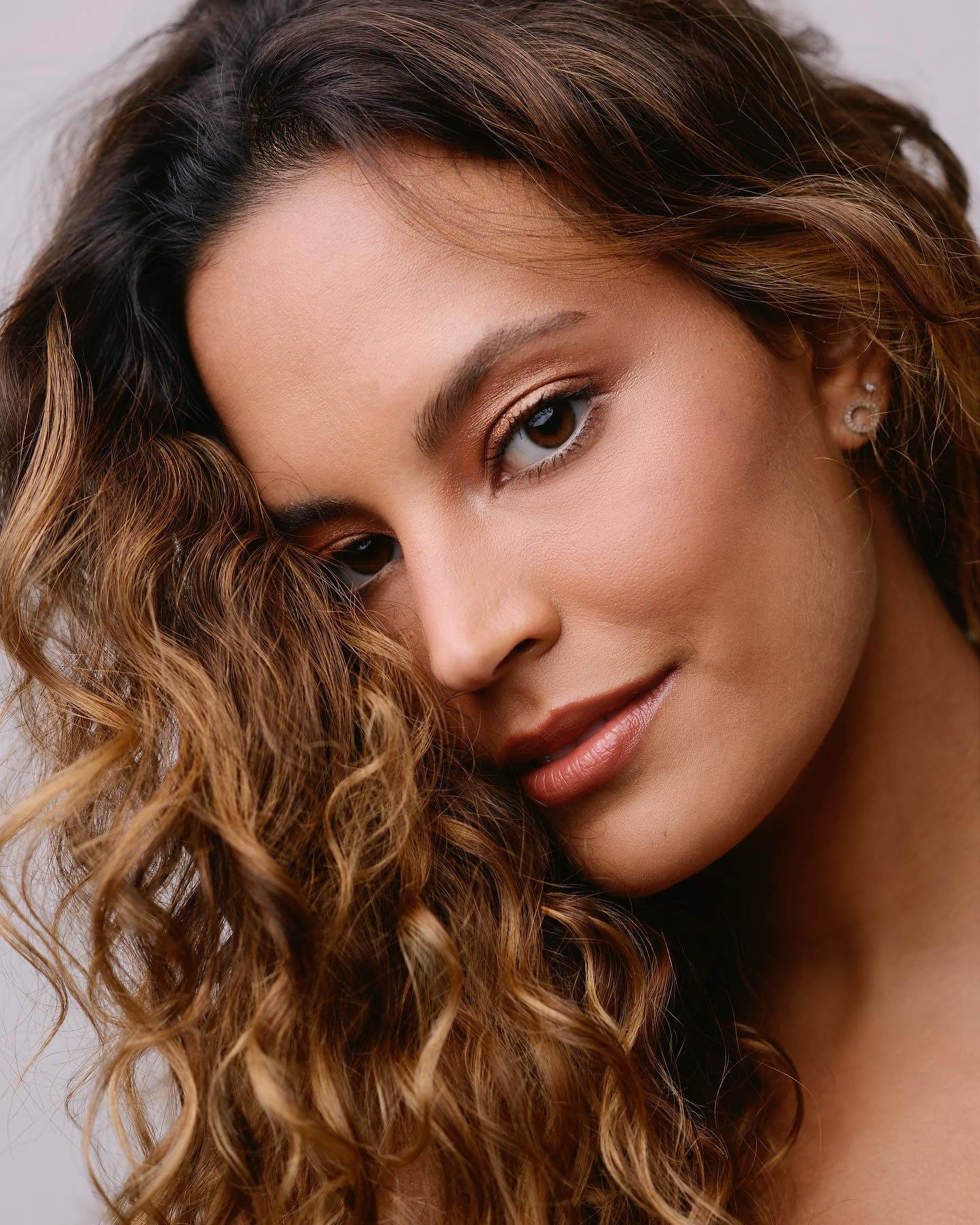 Aos 26 anos, sobrinha de Helena Ranaldi estreia como atriz profissional