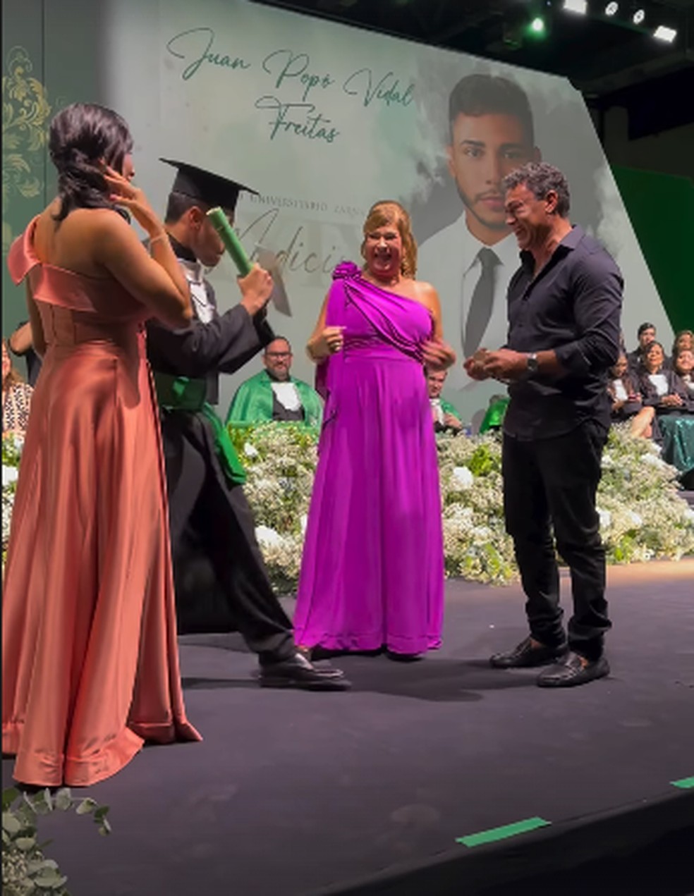 Popó se emociona e vai às lágrimas em formatura do filho médico; veja o ...