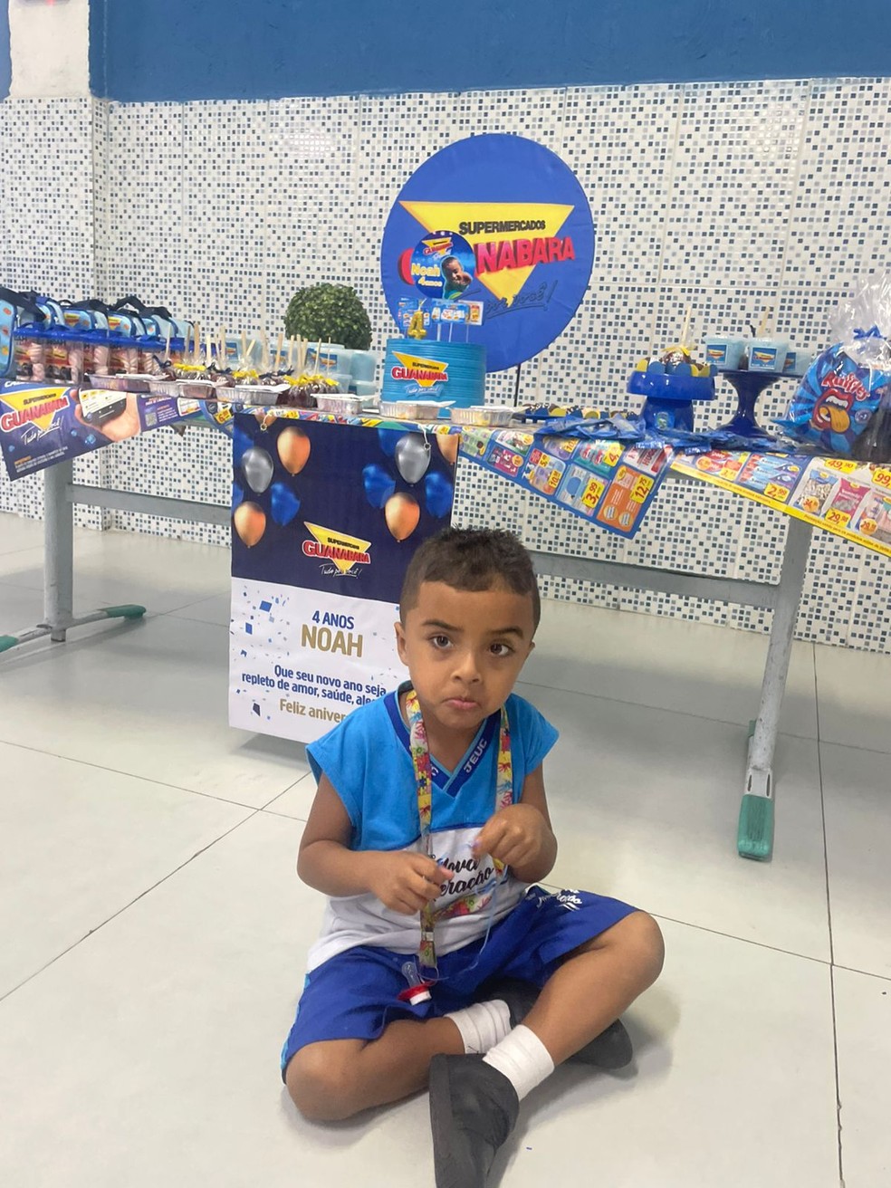 Fãs mirins de supermercado ganham festa surpresa e homenagem da rede