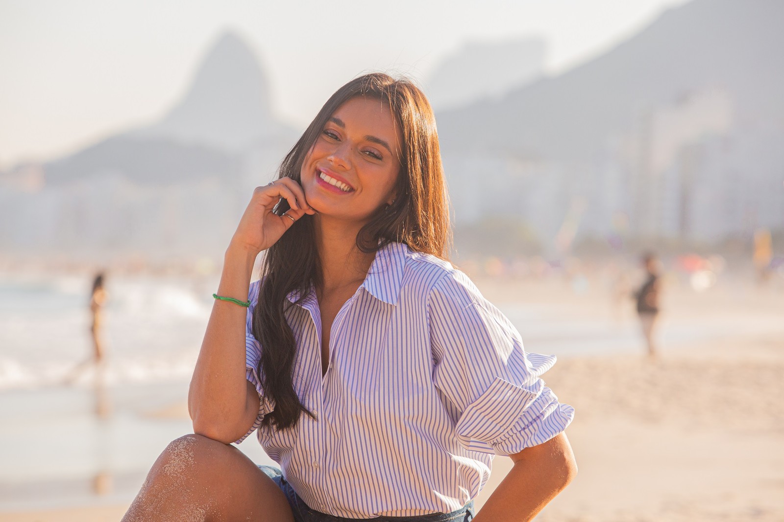 Ex-BBB Alane Dias brilha com look ousado para ensaio na quadra da Grande Rio