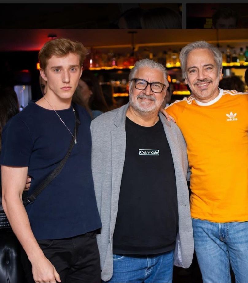 Aos 60 anos, ator de novelas revela namoro com modelo de 19: 'Meu amor'