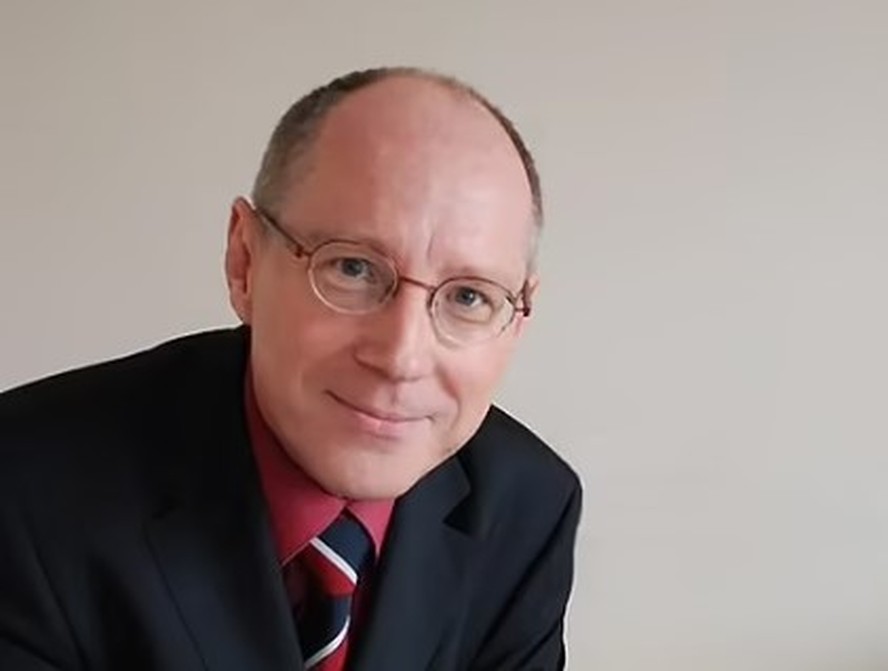 Ex-executivo de empresa de energia e opositor de Putin 'cai' de janela ...