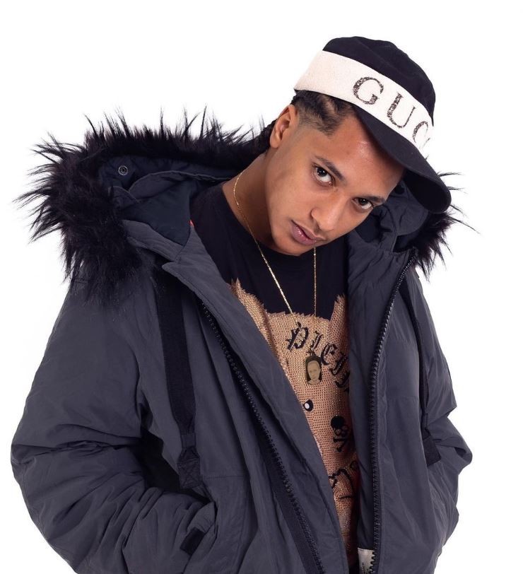 MC Oruam comemora sucesso de música em mansão com vista para o mar ...