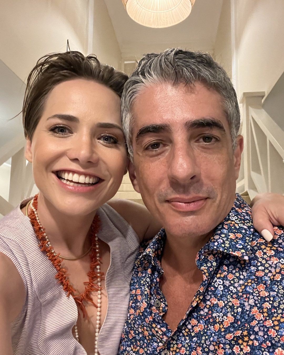 Leticia Colin e Michel Melamed surgem de mãos dadas em Paris e fã ...