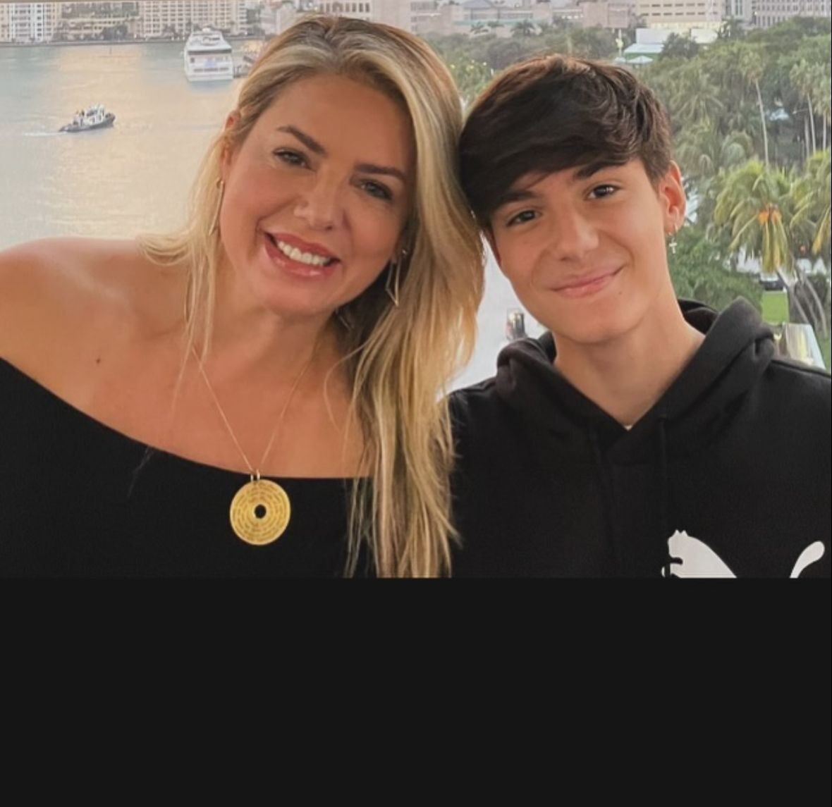 Mari Alexandre celebra 50 anos com o namorado e o filho que teve com Fábio Jr