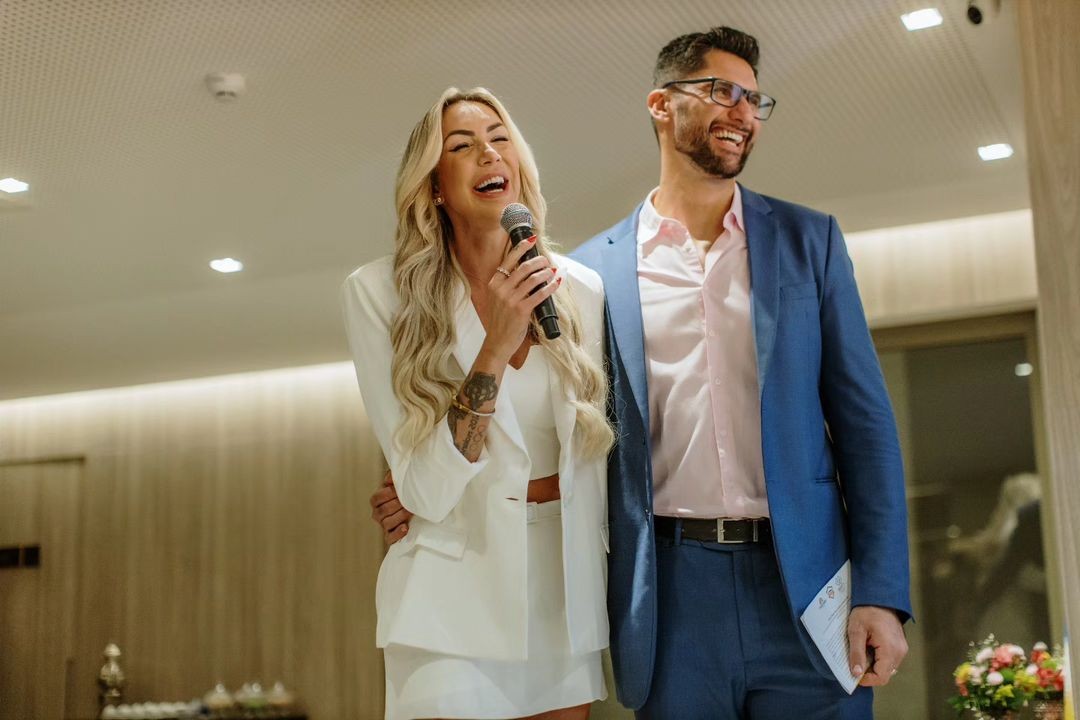 Com 1,96m, Thaísa Daher, do vôlei, posta foto com marido e ele ...