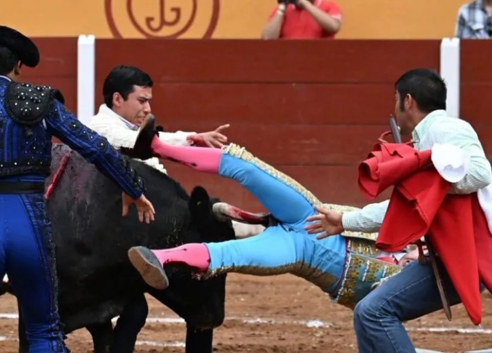 Mexicano que ficou preso a chifre de touro se recupera e espera voltar ...