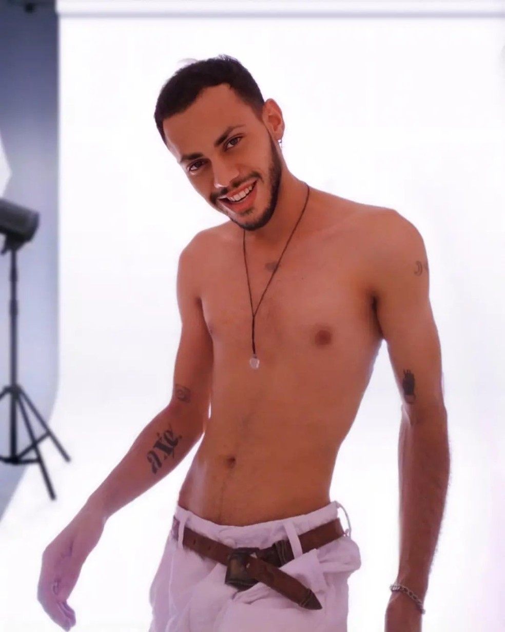 Ex-ator mirim de 'Carrossel' abre perfil em plataforma adulta