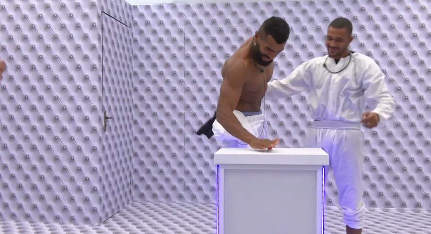 'BBB 26': Ricardo aperta botão do quarto branco após 100 horas; saiba ...