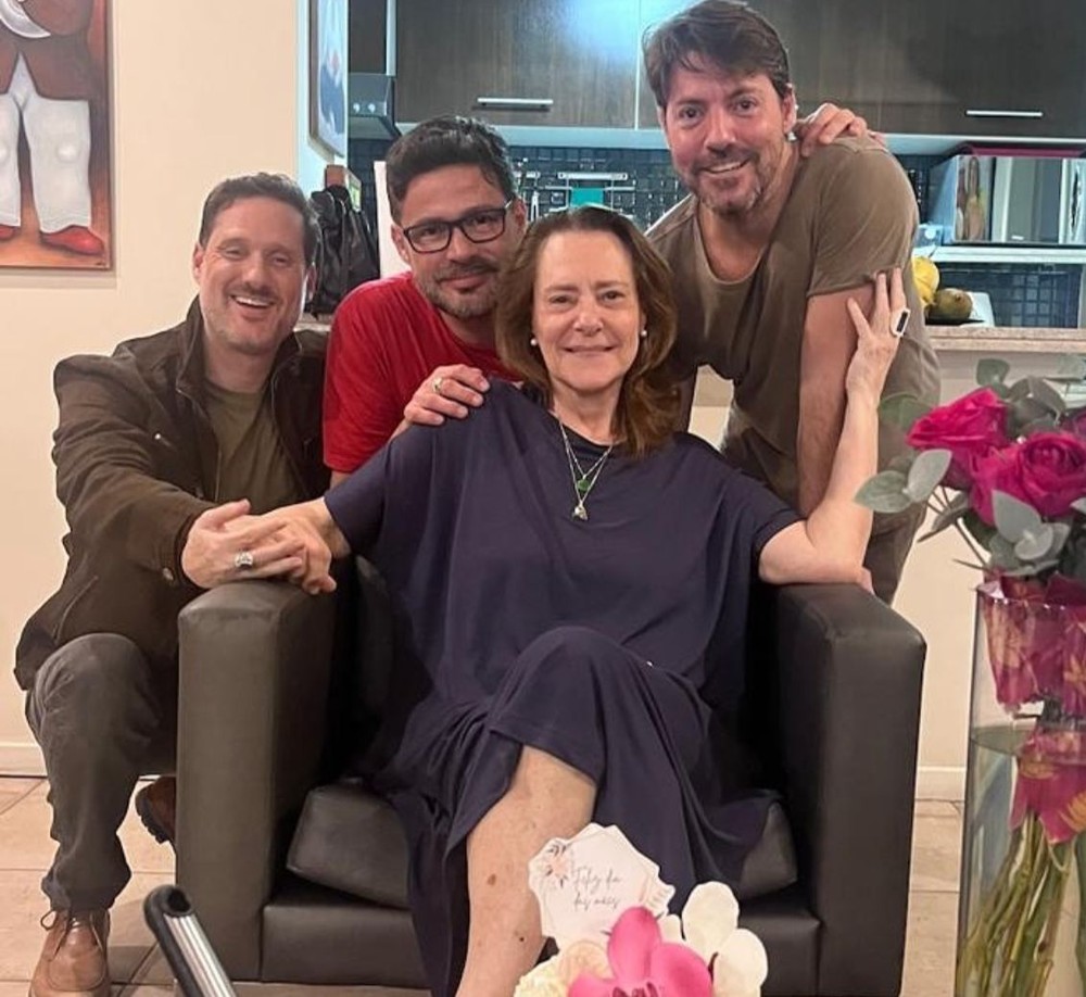 Elizabeth Savalla reúne os quatro filhos, noras e ex-marido, galã dos ...