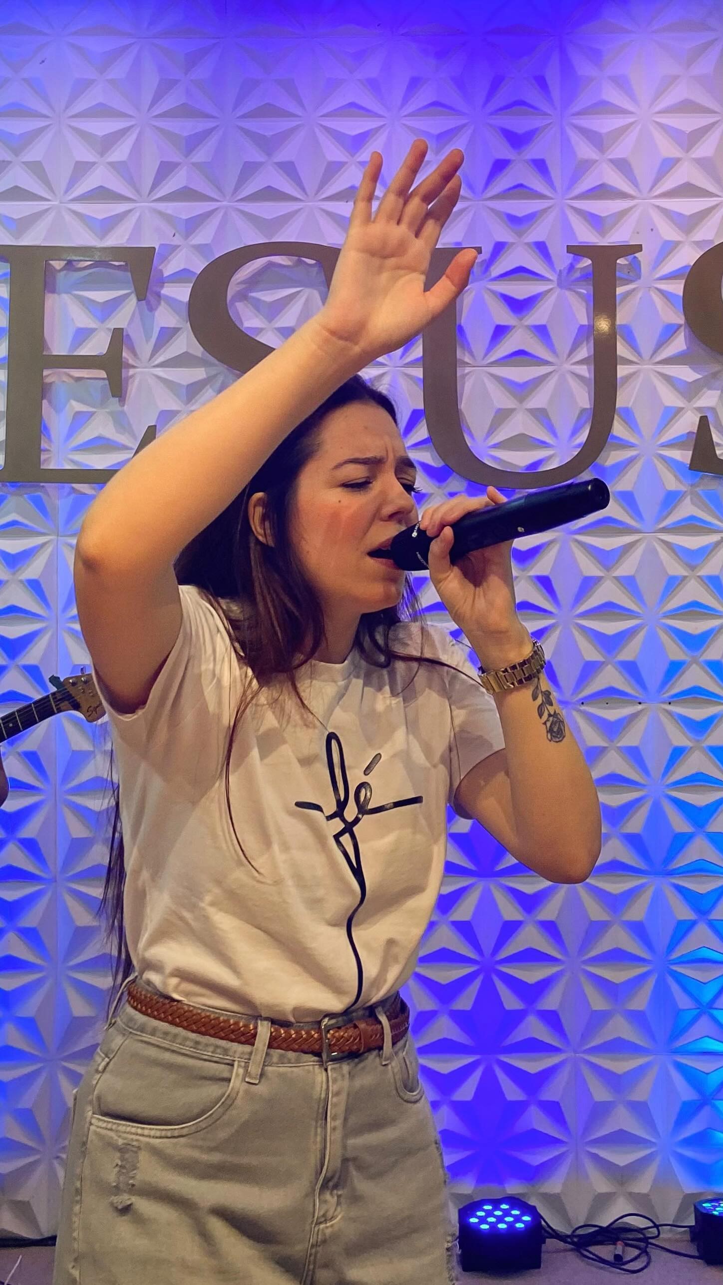 Filha de Latino larga a carreira de modelo e vira cantora gospel; conheça