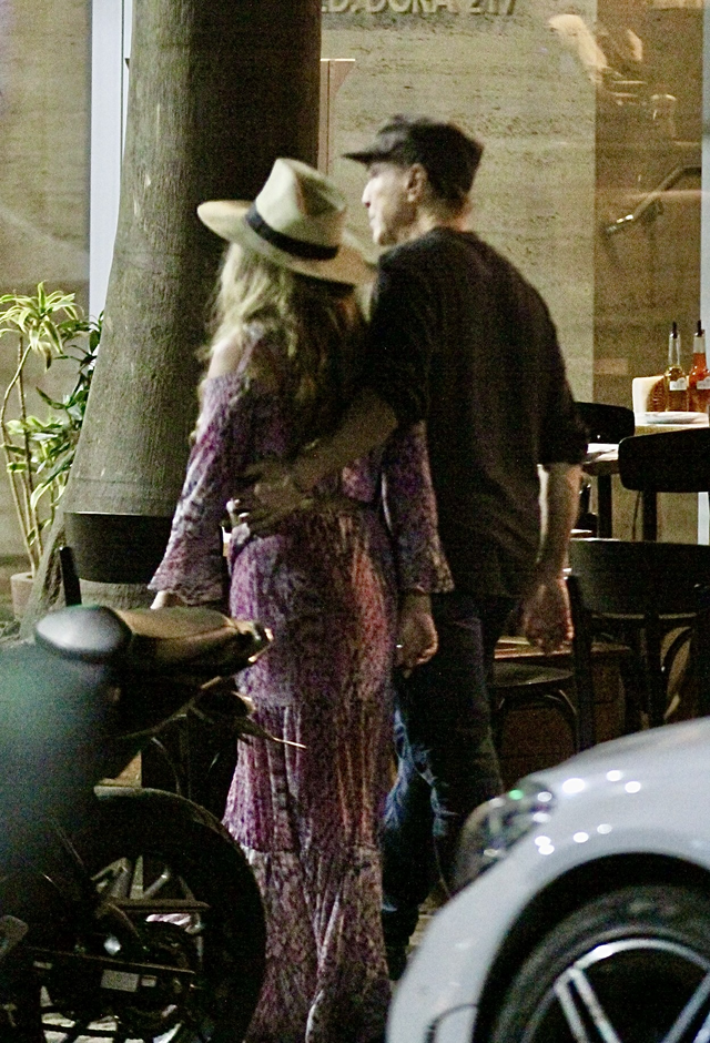 Casados há 46 anos, Bruna Lombardi e Carlos Alberto Riccelli circulam ...