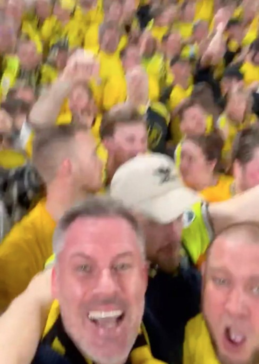 Comentarista e ex-jogador Jamie Carragher bebe oito cervejas e se ...