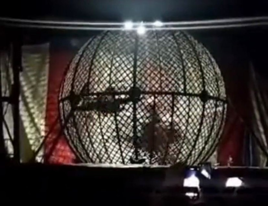 Motociclistas se chocam durante performance em 'globo da morte'; veja vídeo