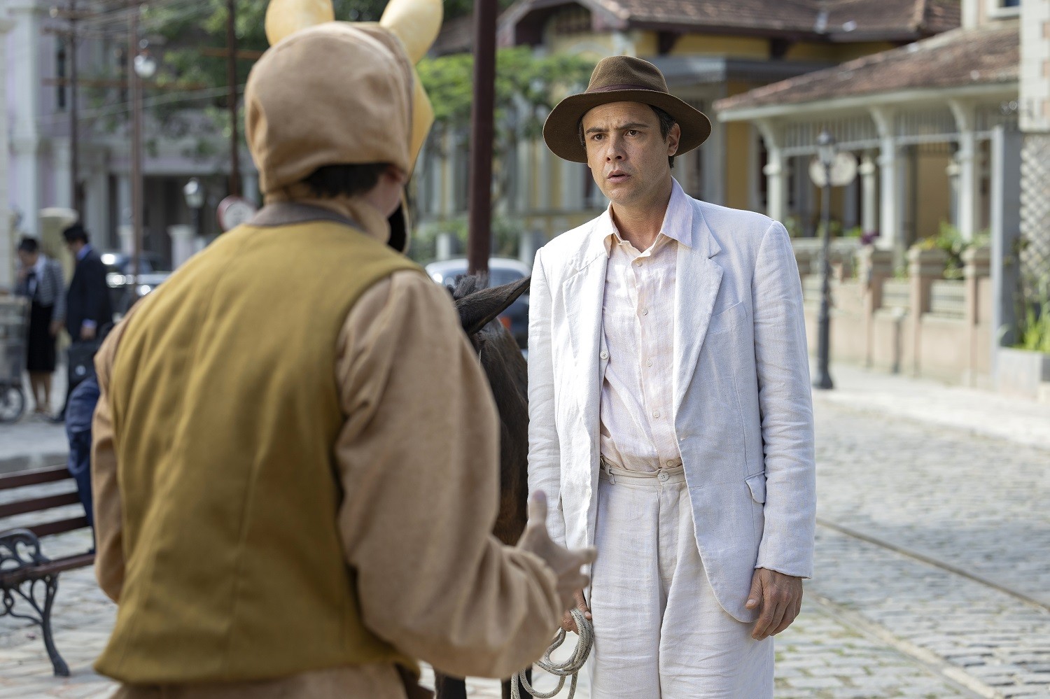 Em ‘Êta mundo melhor!’, Ernesto e Sandra tentam retirar Candinho da rádio