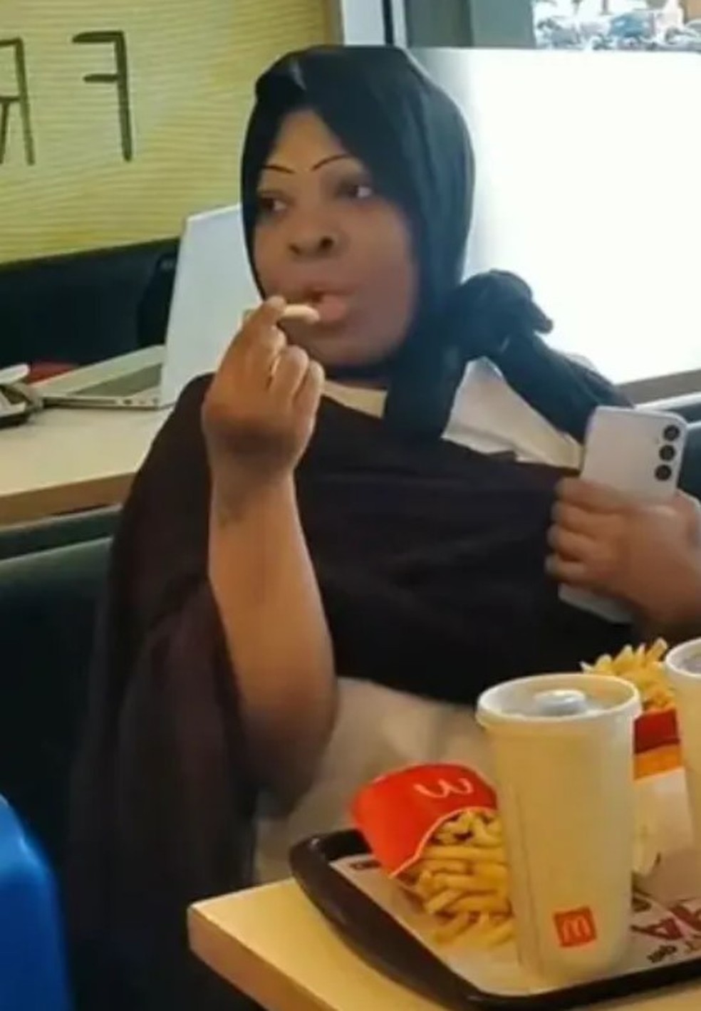 Americana de 33 anos viaja ao Paquistão para se casar com jovem de 19 ...