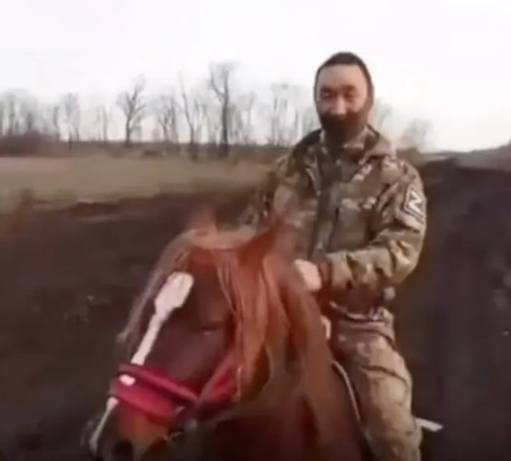 De volta ao século XV: Exército da Rússia usa cavalos e burros para ...