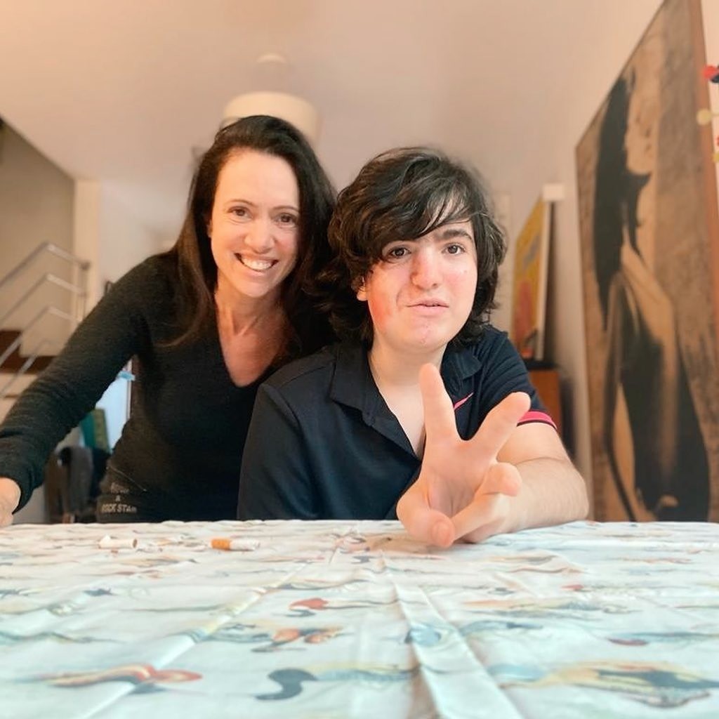 Bel Kutner 'baba' pelo filho de 17 anos na web: 'Meu grandão'