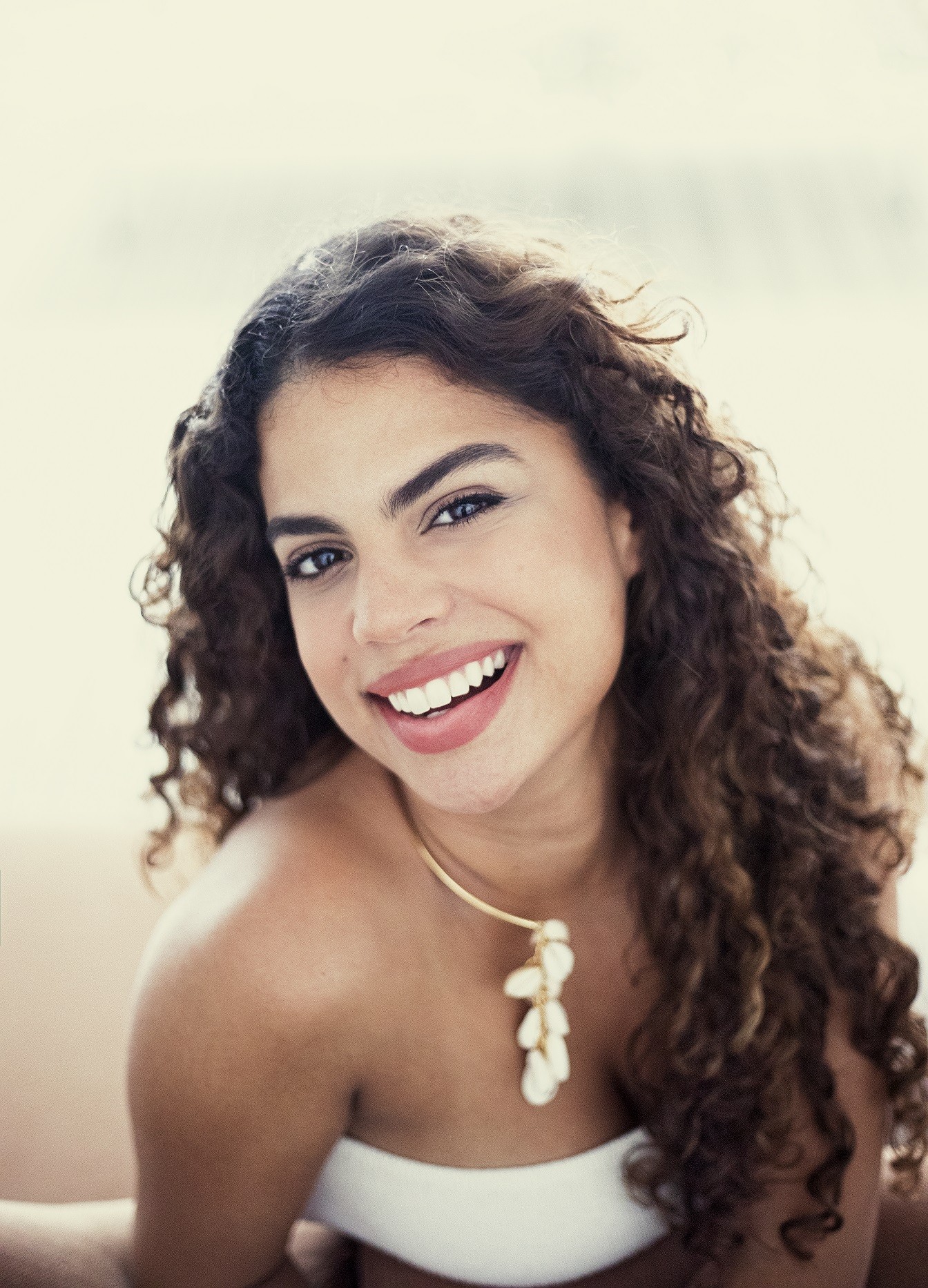 Clara Buarque dá beijão em cantora com quem faz par romântico em série ...