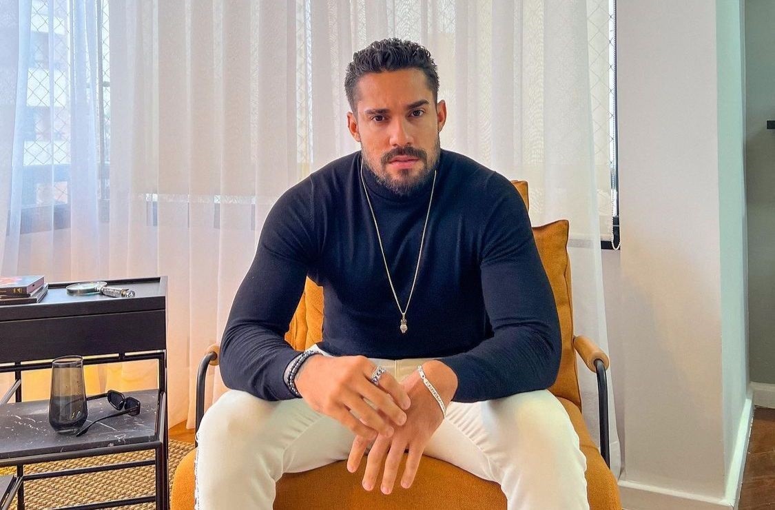 Ex-BBB Bil Araújo mostra novo carrão de luxo de R$ 1,2 milhão