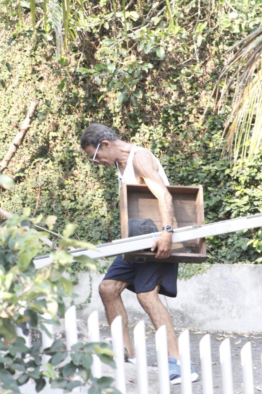 Mário Gomes é despejado da casa onde mora com a família, no Rio