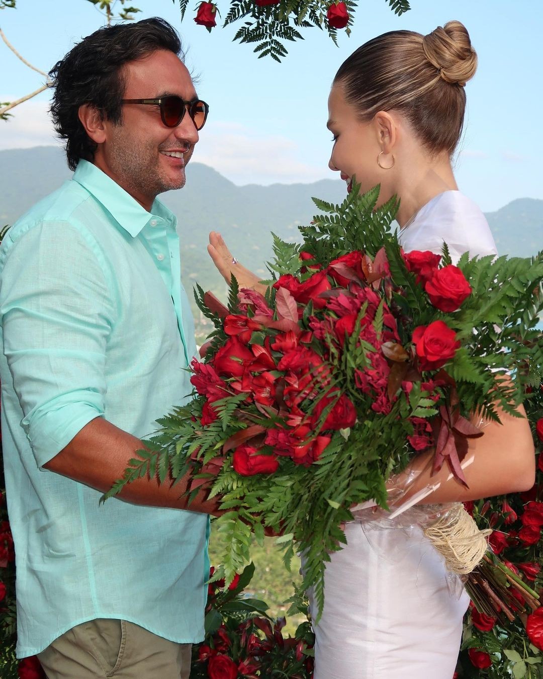 Ex do jogador Luiz Adriano, modelo russa dá à luz o 1º filho com empresário bilionário: 'Presente'