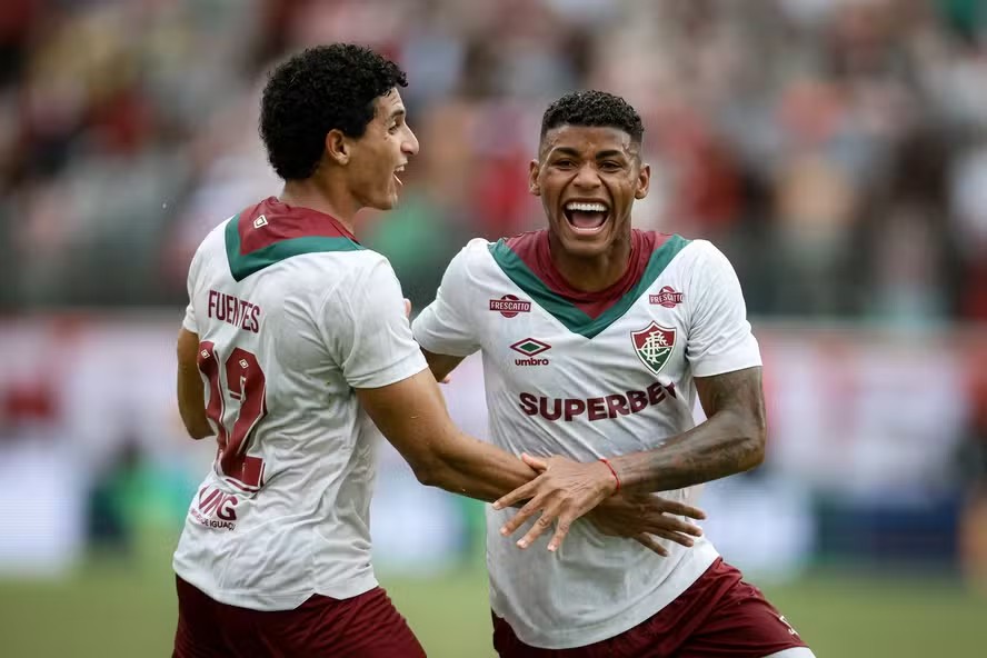 Com golaço de Hércules e show de defesas do Fábio, Fluminense vence ...