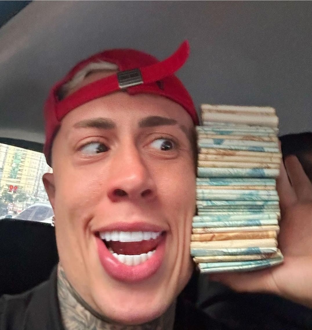 Carrão importado, mansão, namorada famosa e muito ouro: como MC Daniel ...