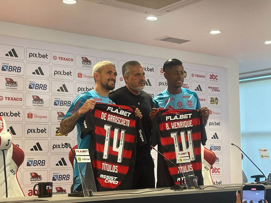 Maiores campeões da história do Flamengo, Arrascaeta e Bruno Henrique são homenageados pelo clube