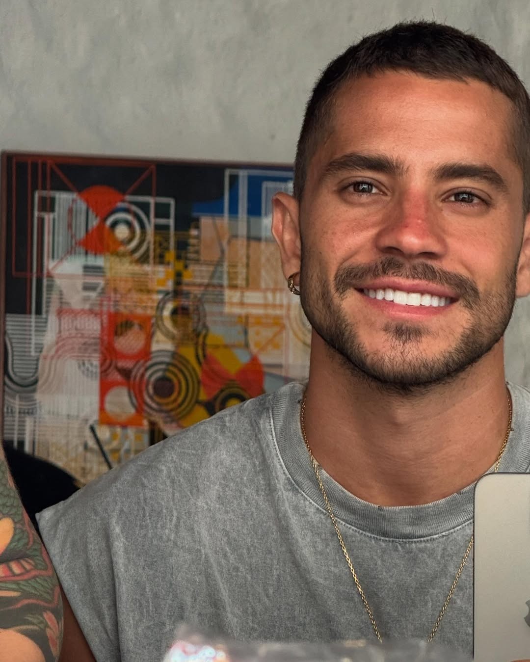 Discreto e pinta de galã: por que o ator André Lamoglia faz tanto sucesso entre as famosas