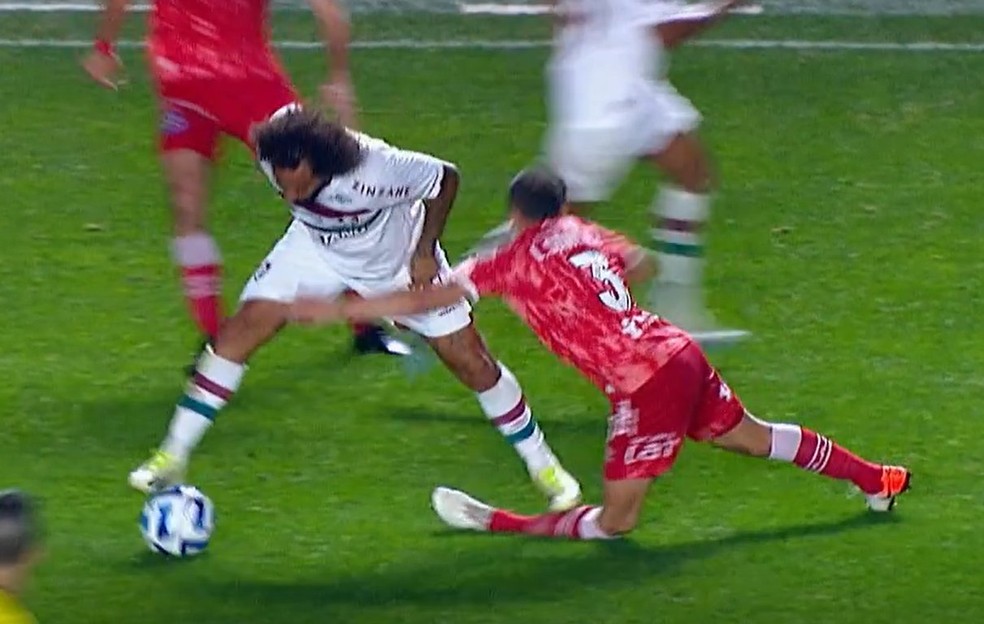Imagem forte: Marcelo pisa na perna de zagueiro do Argentinos Juniors ...