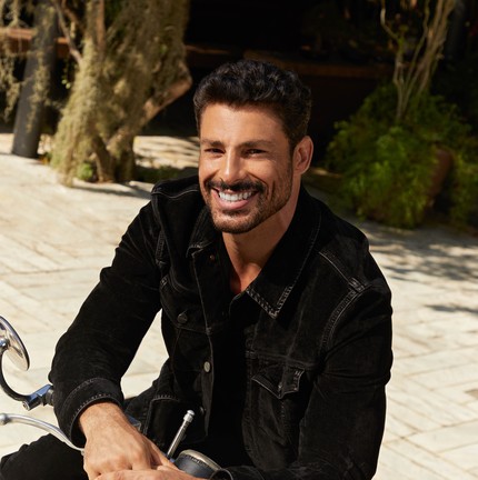 Cauã Reymond surge com sunga branca e músculos à mostra no remake de ...