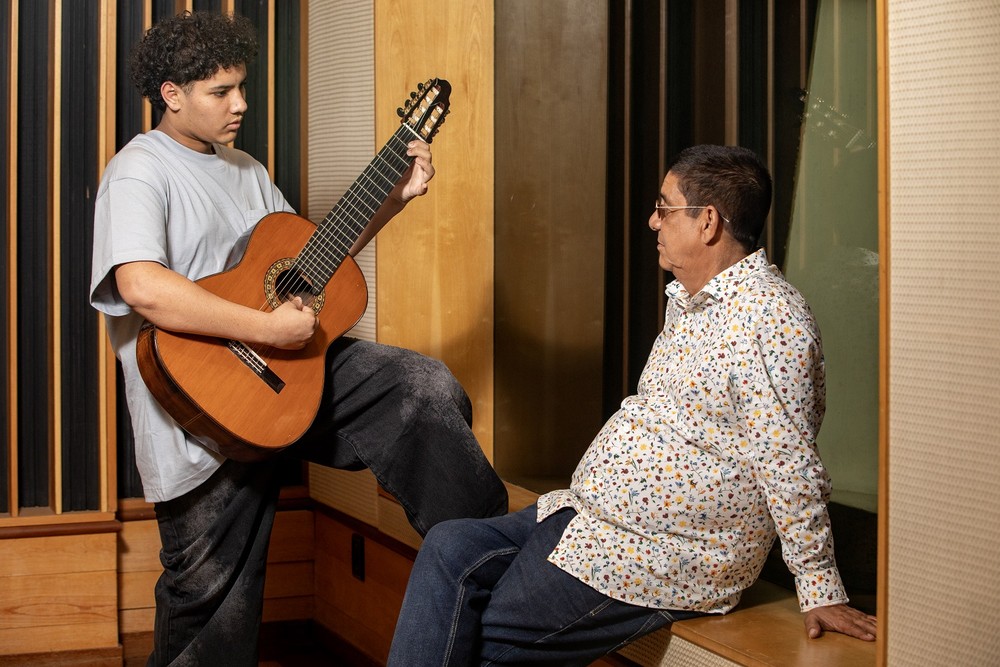 Neto de Zeca Pagodinho, Noah debuta na carreira musical, e o bamba ...