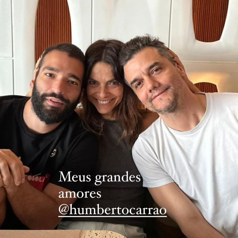 Wagner Moura posa agarradinho com a esposa, Sandra Delgado, nos ...