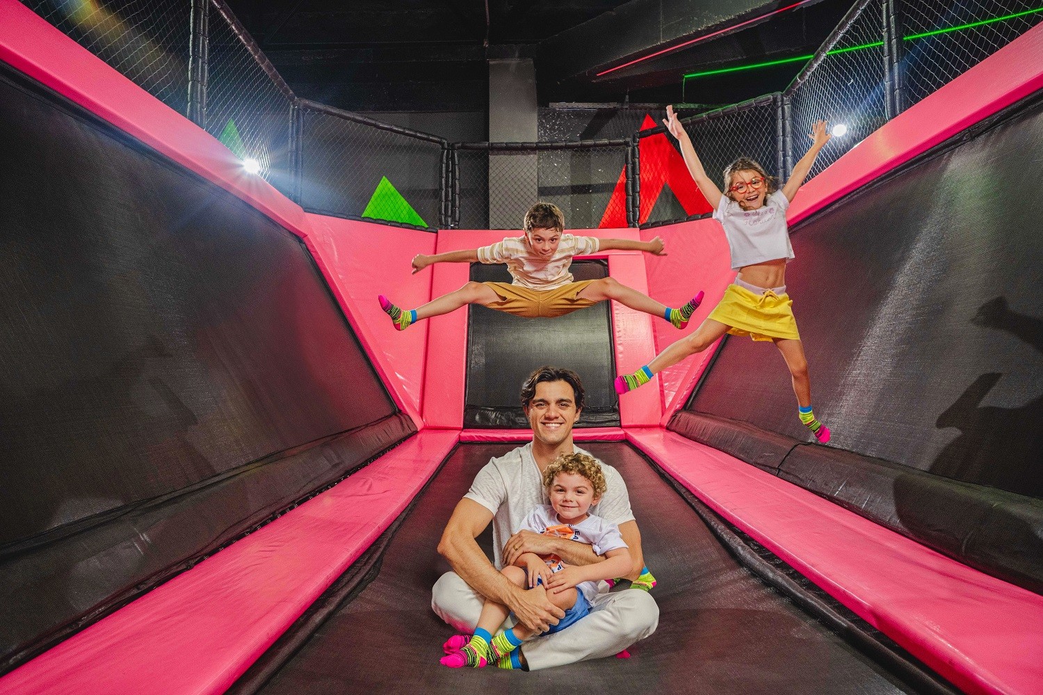 Felipe Simas se esbalda com os filhos em trampolins e reflete: 'Sou ...
