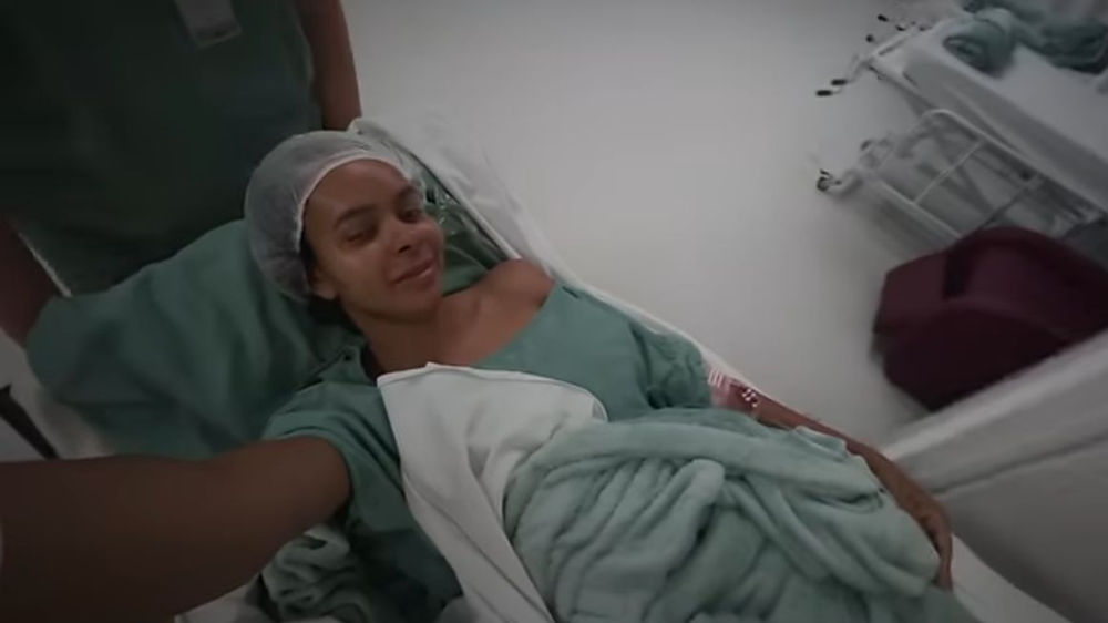 Ex-artista gospel Jotta A, cantora Ella posa de calcinha e topless para divulgar música