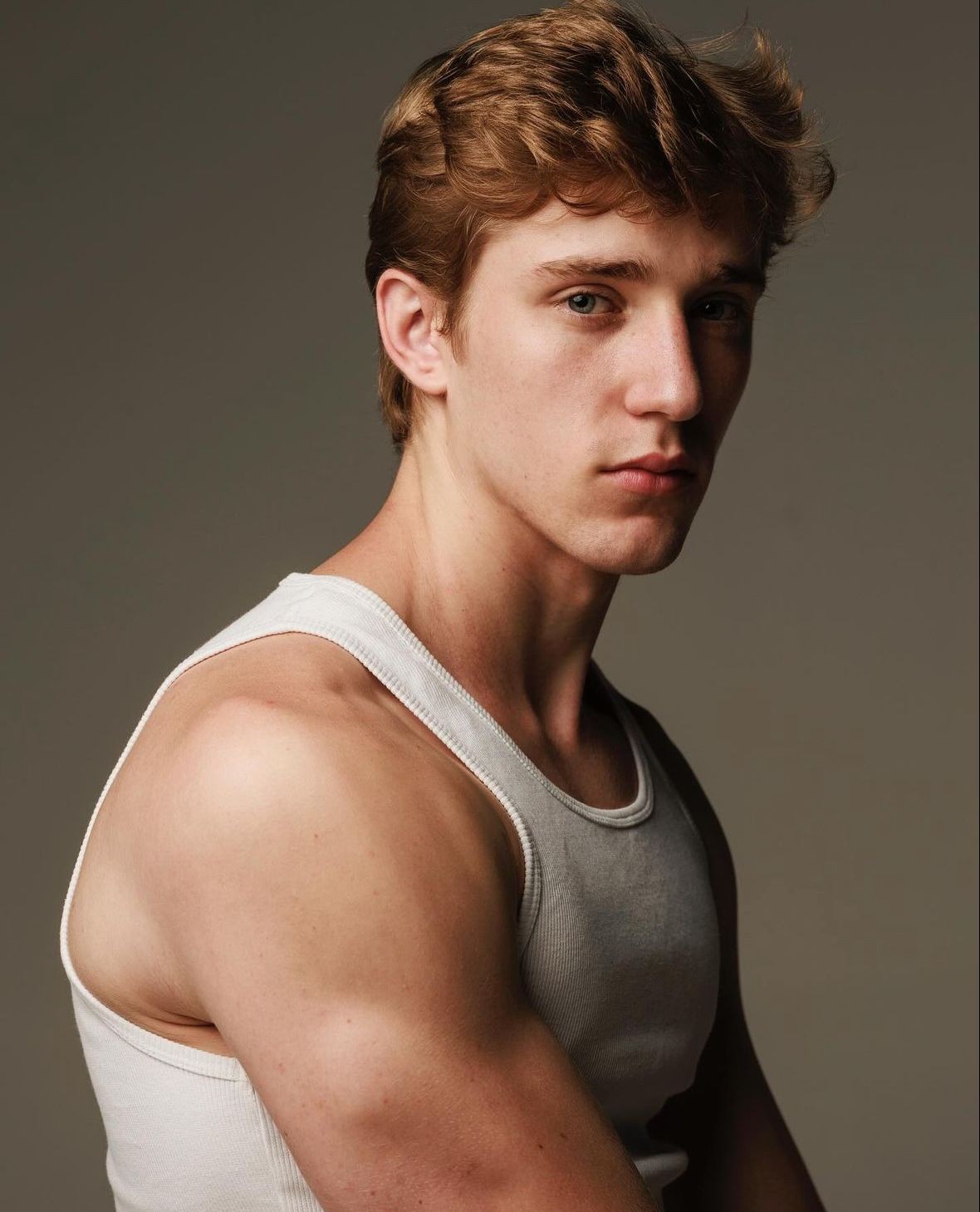 Aos 60 anos, ator de novelas revela namoro com modelo de 19: 'Meu amor'