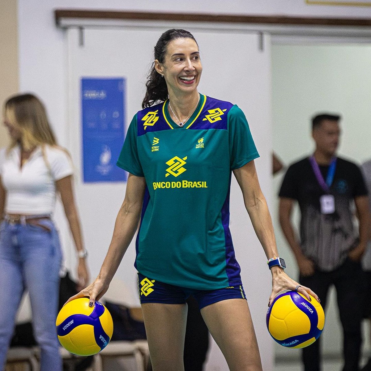 Sheilla Castro segue na comissão técnica da seleção de vôlei, mas não ...